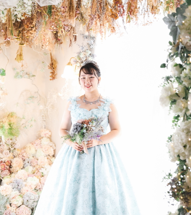 お店選びを検討したところ、「スタジオがとても素敵で、ドレスも着用できるから」とご予約 – 成人式前撮り・振袖レンタルなら振袖物語館