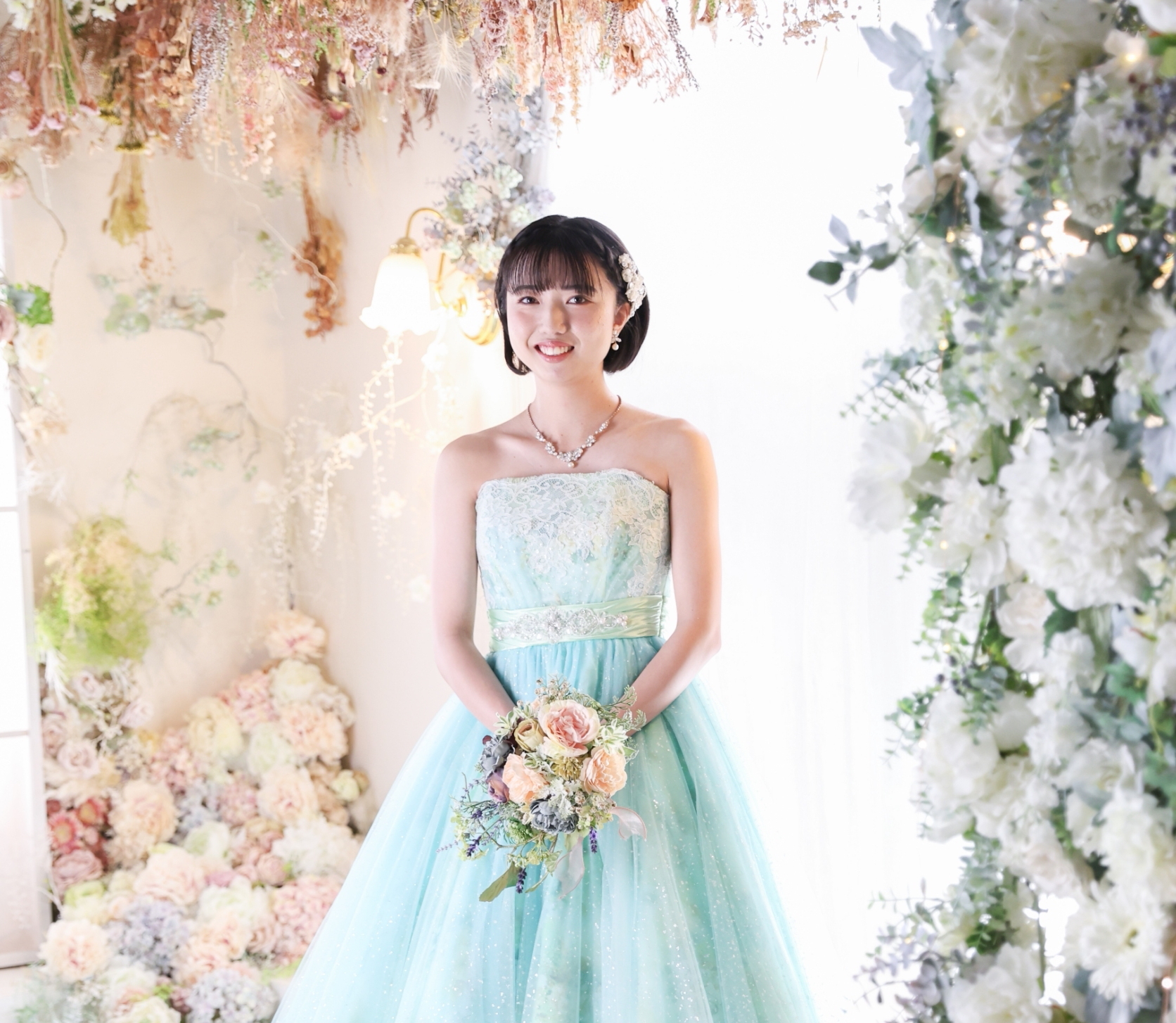 水色のドレスは、「色々見せていただいた中で自分に似合っていると思えたものに決めました」 – 成人式前撮り・振袖レンタルなら振袖物語館